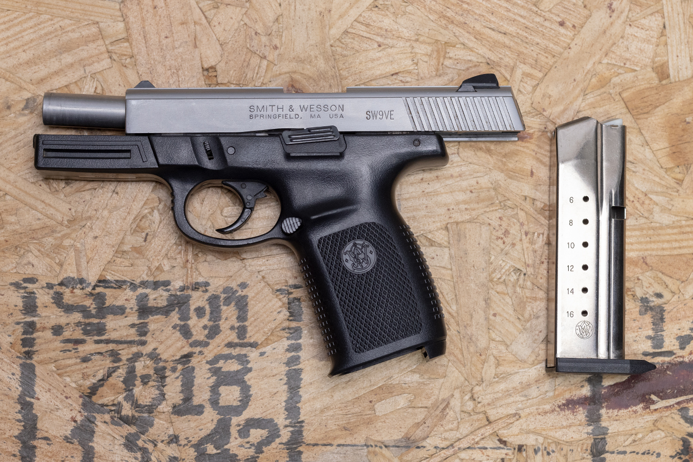 Smith & Wesson SW9VE 9mm Police Trade-In Pistol with Two-Tone Finish ...