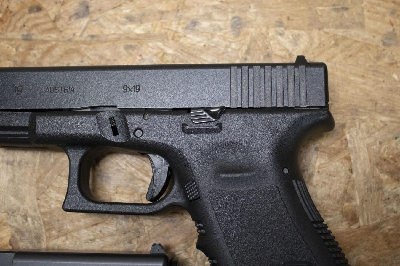 Glock 19 Gen3 9mm Police Trade-In Pistols with Finger Grooved Grip and ...