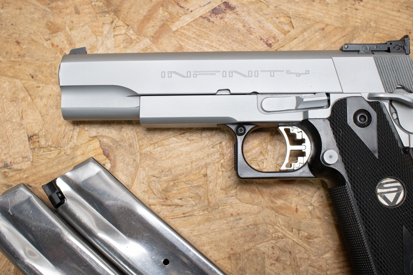 Strayer Voigt Infinity SWAT 40 S&W Police Trade-In Pistol with Three ...