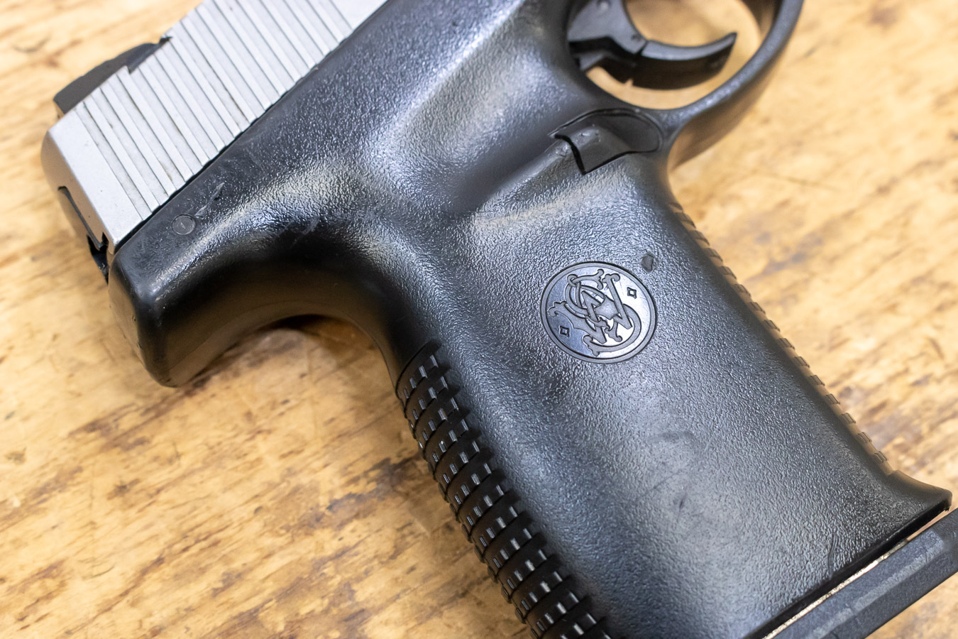 Smith & Wesson SW40V 40 S&W 14-Round Trade-in Pistols (Fair Condition ...